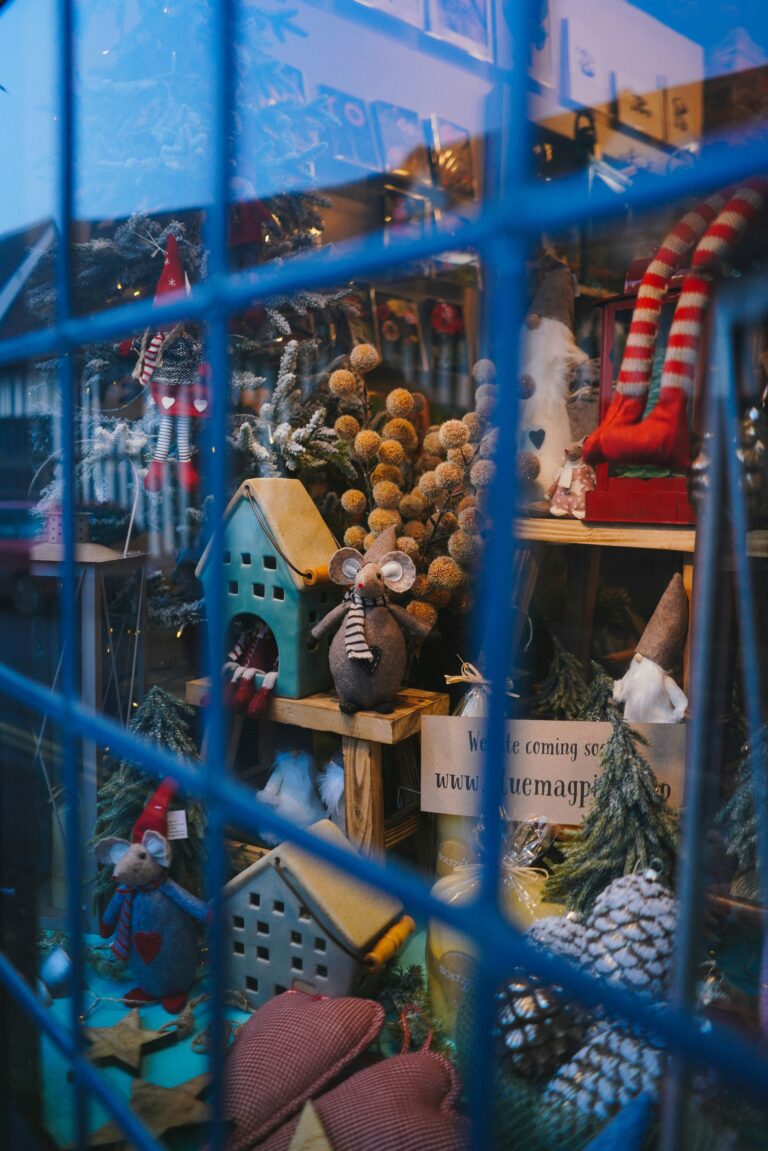 Holiday Retail Display Ideas for Captivating Shoppers | shopPOPdisplays