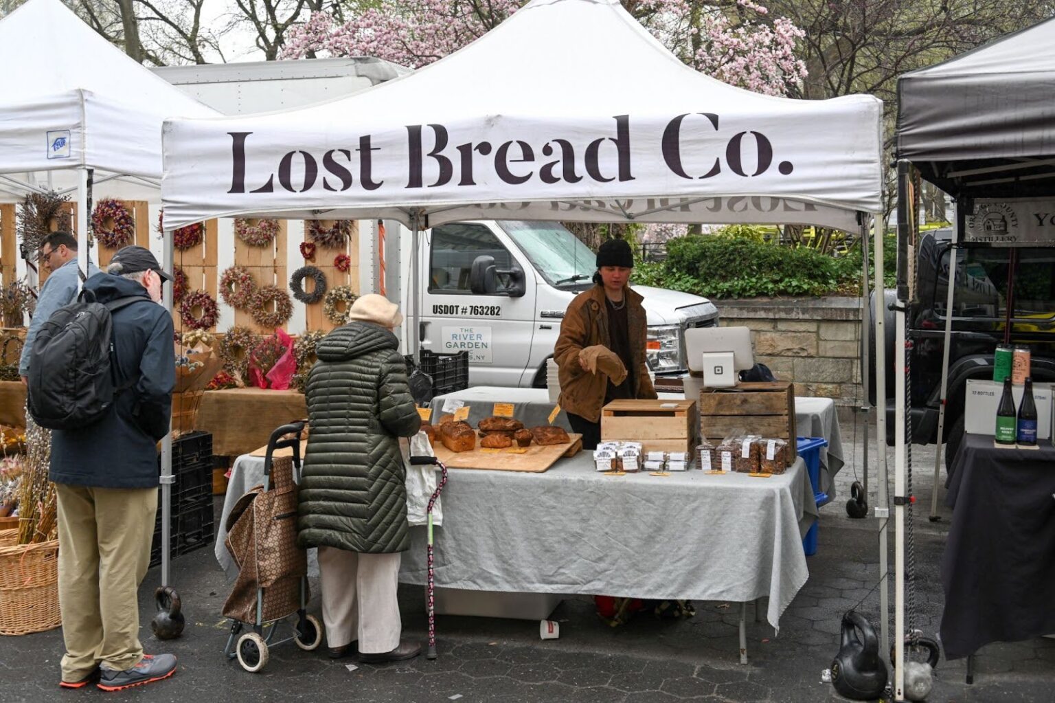 9 Creative Farmers Market Display Ideas for Your Bakery | shopPOPdisplays